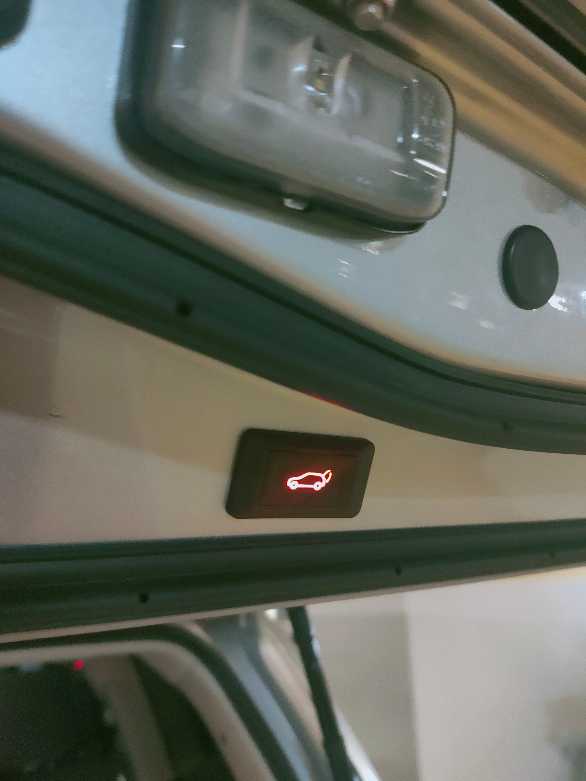 Automatic Tailgate Lifter to suit LandCruiser 200 Series – EC Offroad