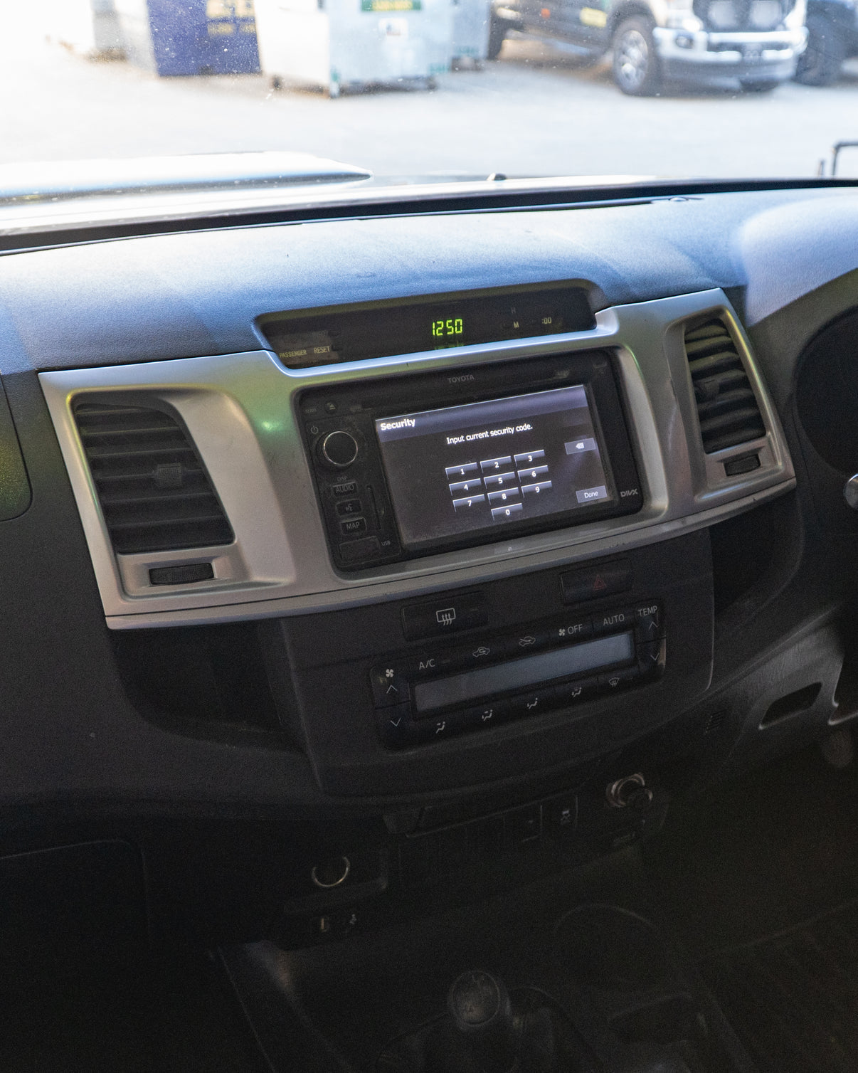 12 Inch Head Unit to Suit N70 Hilux with Digital Air Controls – EC Offroad